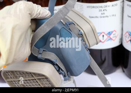 chemical mask can prevent chemicals in the laboratory or at work from ...