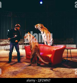 Die Rote Couch, ZDF Unterhaltungsmagazin über Lebensarten und Gefühle ...