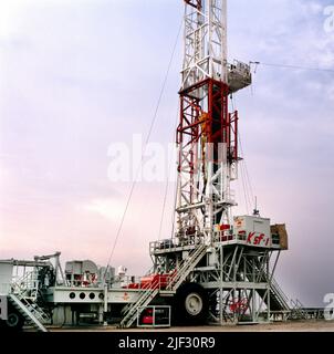 Kuwait Magwa Oil Field Oil Rig No 1 Texan Oil Man Stock Photo - Alamy