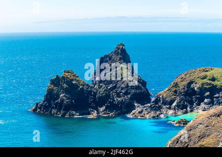 Amazing Kynance Cove beach with crystal clear water in Cornwall ...