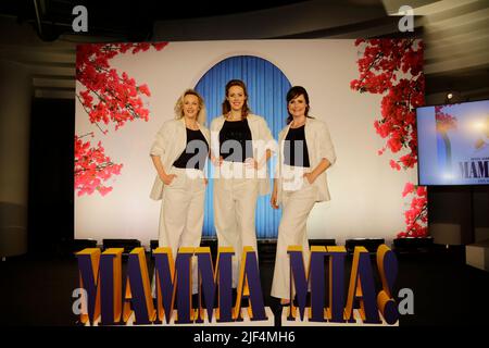 Jennifer van Brenk,Anna Thoren,Franziska Lessing,Presentation of the ...