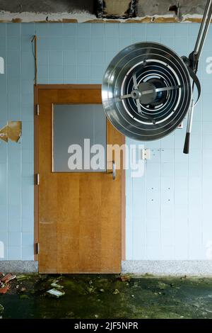 Surgical lights in operating room in hospital Stock Photo - Alamy