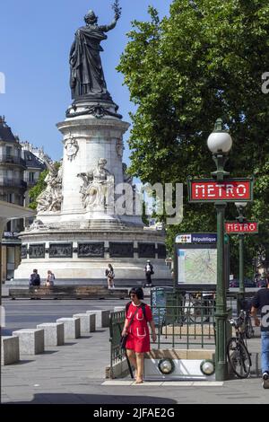 Paris Metro subway public transportation. Visiting Paris using the ...