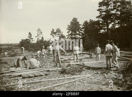 Pupils from the Karlberg war school prepare bridge construction over ...