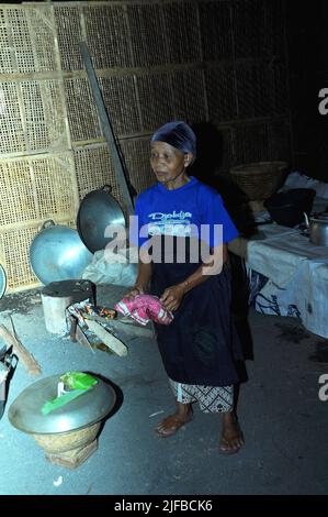 Woman from Indonesia in traditional kitchen Stock Photo - Alamy