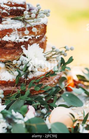 Appetizing wedding cake in rustic style Stock Photo - Alamy