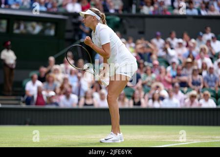 Amanda Anisimova celebrates a point during her match against Jodie ...