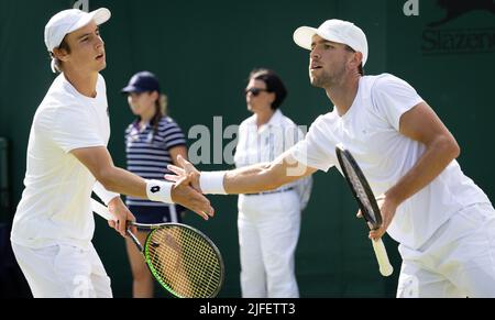 Belgian Joran Vliegen and US Jackson Withrow look dejected during a ...