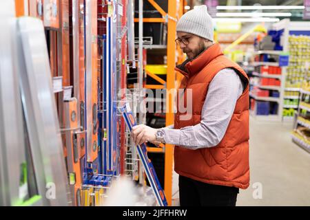 shopping cart customer enters building hypermarket Stock Photo - Alamy