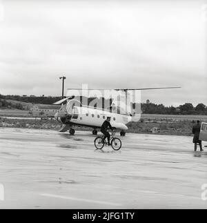 BOEING VERTOL V-107 Sea knight tandem rotor transport helicopter Stock ...