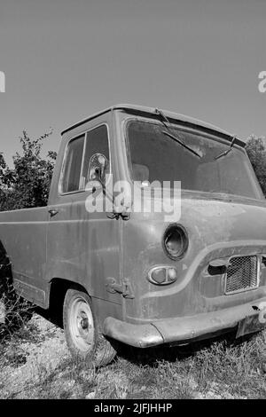 Austin Morris Commercial J4 van in retro Shell livery at Kilbroney ...