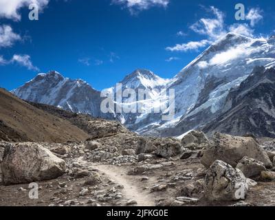 Khumbutse (6636m) (l), Changtse (7543m) (m) and the West Shoulder (r ...