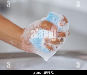 Squeezing sponge, squeezing wet sponge Stock Photo - Alamy