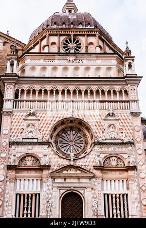 Cappella Colleoni chapel in Piazza Duomo square with snow, Bergamo ...