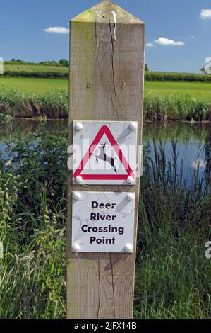 Deer river crossing sign on the bank of the river Avon, Mead Lane ...