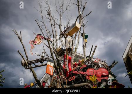 Crazy house, decorated with repurposed junk, by artist Dan Seguin, on ...