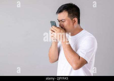 Short or long sighted concept : Man weraing eyeglasses and trying to ...