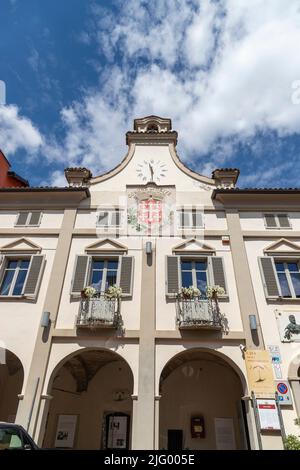 View of the town of Neive, in the Langhe, Piedmont, famous for ...