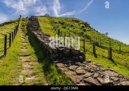 Hadrian’s Wall ascending the Whin Sill at Steel Rigg, Northumberland ...