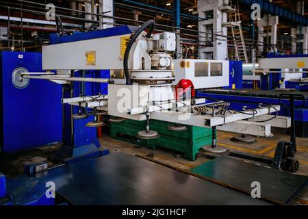 Mechanical vacuum metal sheet lifter loading to production line Stock ...