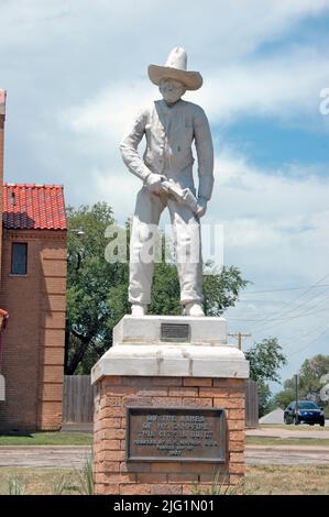 USA, Kansas, Dodge City, statue of the steer, El Capitan, monument to ...