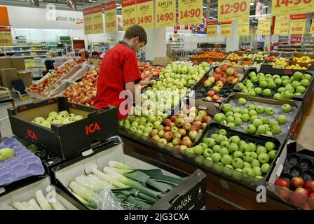 Apples for sale, Ica Maxi grocery store Stock Photo - Alamy