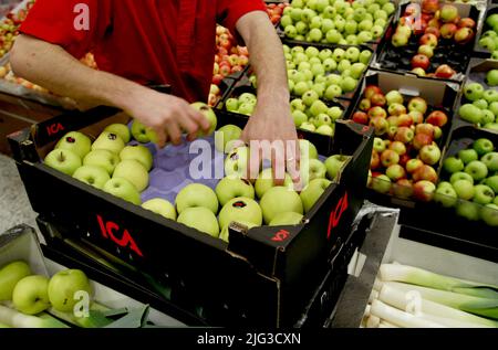 Apples for sale, Ica Maxi grocery store Stock Photo - Alamy