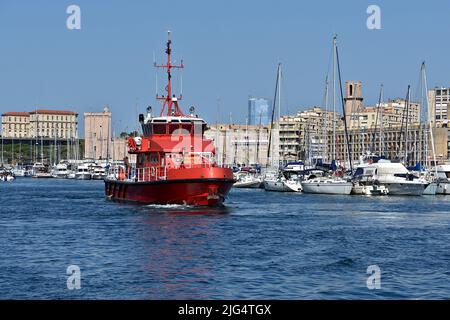 The fireboat of the Bataillon des Marins-Pompiers de Marseille (BMPM ...