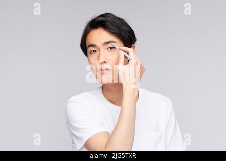 Japanese man applying makeup Stock Photo - Alamy