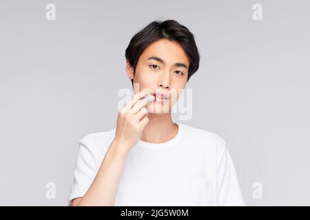 Japanese man applying makeup Stock Photo - Alamy