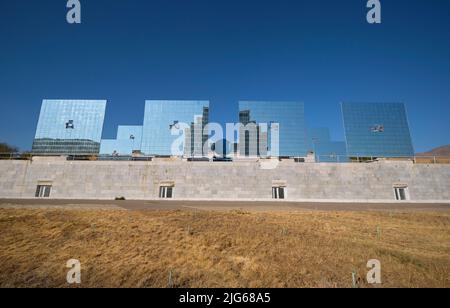 The rows of mirrors that redirect light onto the giant, curved ...