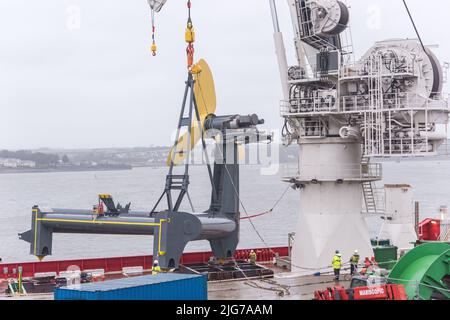 Lifting Deltastream tidal energy turbine onto dynamic positioning ...