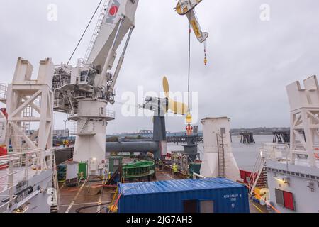 Lifting Deltastream tidal energy turbine onto dynamic positioning ...