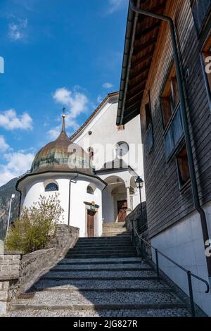 The circular cemetery chapel in front of Wassen church dates from 1742 ...