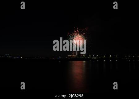 Fireworks shoot off over Alamitos Bay in Long Beach to celebrate July ...