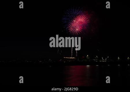 Fireworks shoot over water of Alamitos Bay in Long Beach for July 4th ...