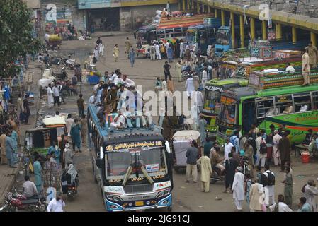 Pakistani people boarding roof top on a crowded bus as they travel to ...