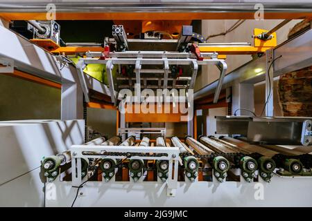 Lifting jaw grip of bag stacking machine Stock Photo - Alamy