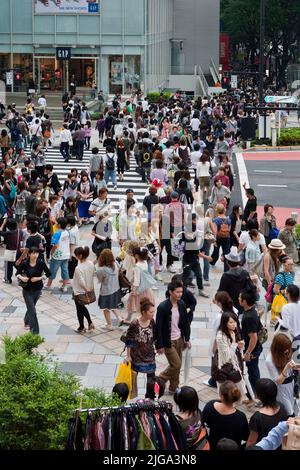 Crowded intersection Omotesando Tokyo Japan 4.tif Stock Photo - Alamy