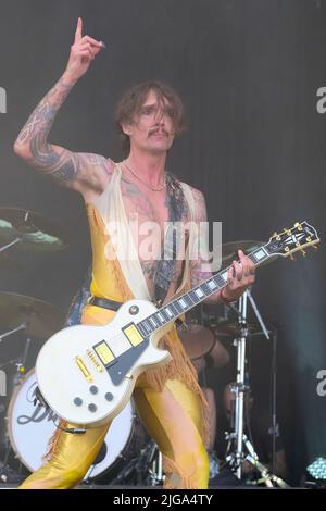 Great Tew, UK. 08th July, 2022. Issy Ferris bass guitarist and vocalist ...