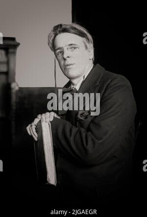 WILLIAM BUTLER YEATS (1865-1939) Irish poet about 1905 Stock Photo - Alamy