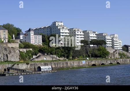 La Loire, le Quai Marquis d'Aiguillon et les immeubles de la rue de l ...