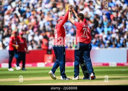Richard Gleeson of England celebrates the wicket of Virat Kohli of ...