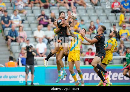 Jake Mamo #4 of Castleford Tigers catches a high ball Stock Photo - Alamy