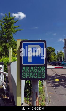 Ar Agor / Spaces - Welsh parking sign Stock Photo - Alamy
