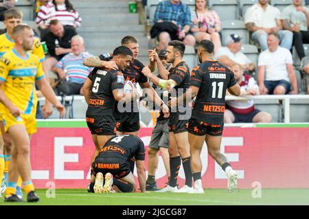 Castleford Tigers players celebrate Jake Mamo’s try Stock Photo - Alamy