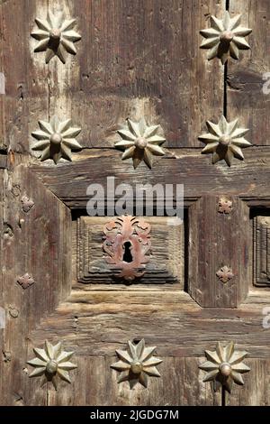 keyhole on the old fashioned wooden door Stock Photo - Alamy