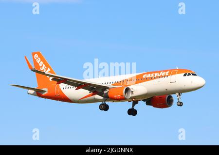 Easyjet, Airbus A320 G-EZOF, landing at Stansted Airport, Essex, UK ...