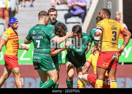 Gareth Widdop #6 of Warrington Wolves huts his shoulder after taking a ...