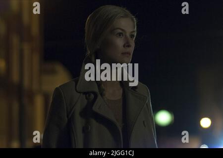 GONE GIRL (2014) Rosamund Pike portrays Amy Dunne, whose mysterious ...